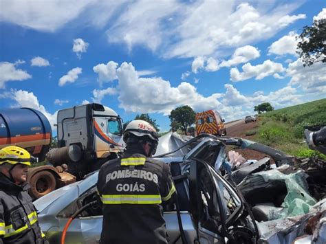 Acidente na GO 206 entre carro e carreta tanque deixa três mortos