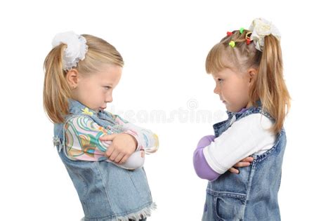 Sommeil De Deux Petites Filles Dans Un Lit Image stock Image du rêve