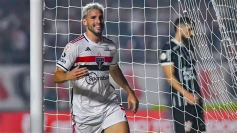 São Paulo vira Majestoso para cima do Corinthians show de Calleri