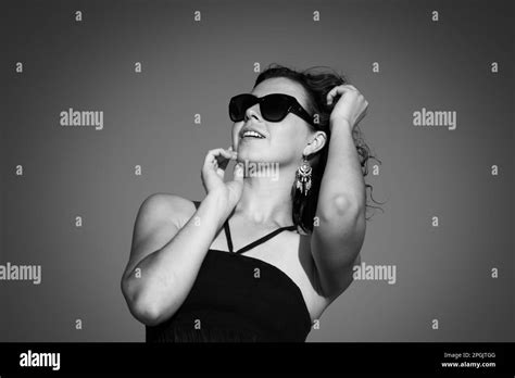 Frau In Wüste Schwarzweiß Stockfotos Und Bilder Alamy