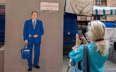 Berlusconi Murale A Milano Vandalizzato Con Scritte Offensive Sky Tg