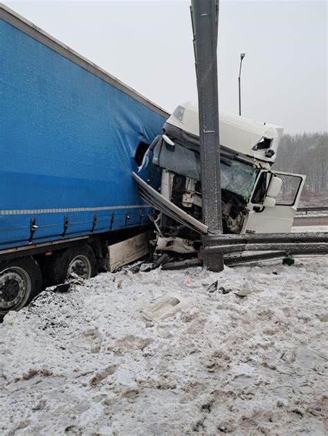 Wypadek na autostradzie A4 Tir złożył się jak scyzoryk Zablokowany