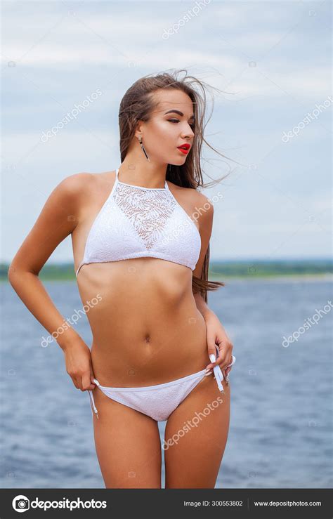 Tutup Potret Wanita Cantik Berambut Cokelat Seksi Dengan Bikini Putih — Foto Stok © Arkusha