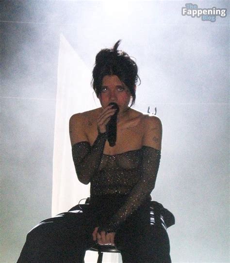 Nessa Barrett Flashes Her Nude Tits At Concerts Photos Onlyfans