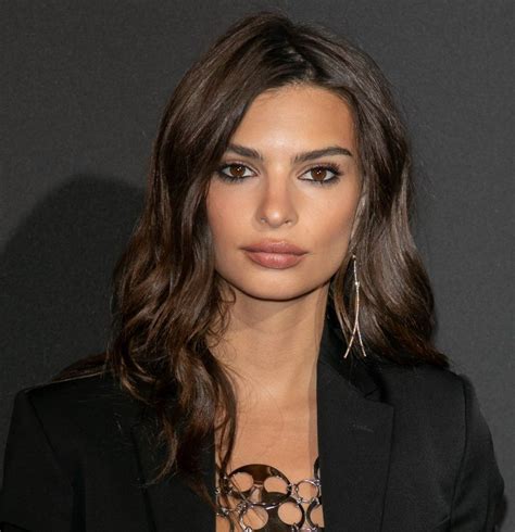 Emily Ratajkowski Dans Une Robe Transparente Ultra Sexy