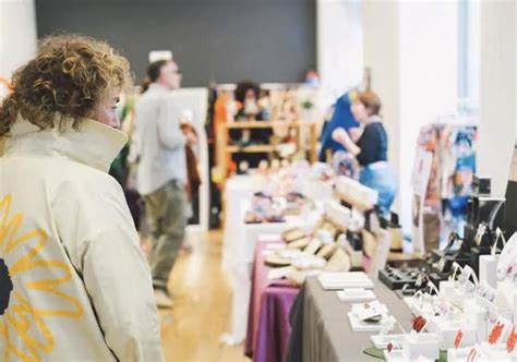 Mercadillos de moda en Bizkaia decoración ropa vintage joyas