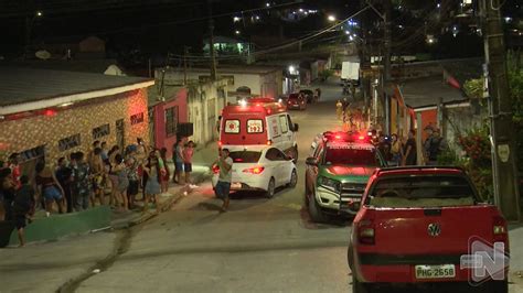 VÍDEO suposto assaltante é espancado por populares após invadir casa
