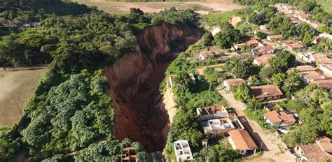 Quase 30 crateras gigantescas que avançam em Buriticupu Linhares Jr