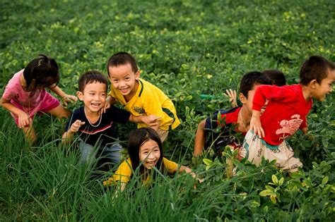 Làng quê Việt Nam đẹp như cổ tích qua nụ cười trẻ em nông thôn