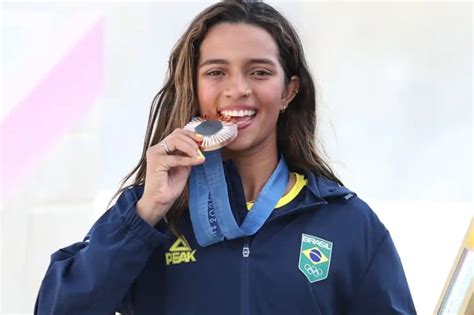 Rayssa Leal celebra ao ganhar medalha de bronze nas Olimpíadas de Paris