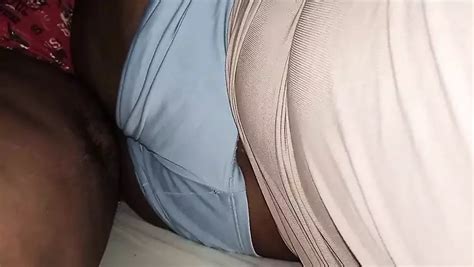 继父和我一起上床，在我妈妈在教堂的时候操我的阴户 Xhamster