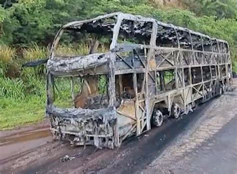 Ônibus 25 passageiros pega fogo na BR 381 em Igarapé Portal Agita