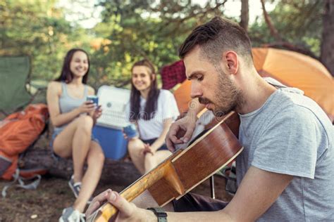 Vaya De Fiesta El Acampar De Hombres Y Grupo De Las Mujeres En El