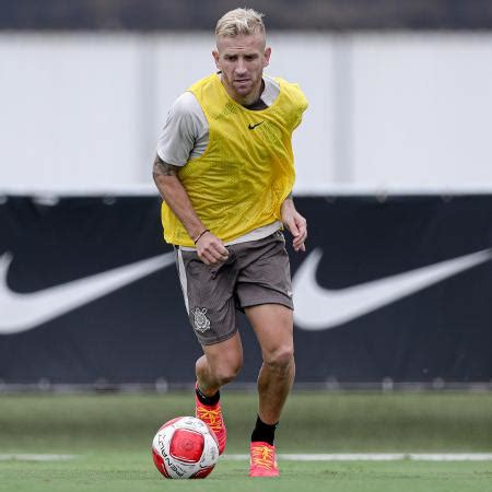 Corinthians anuncia o atacante Pedro Henrique 10º reforço para 2024