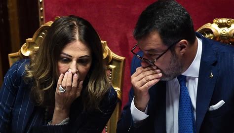 Mozione di sfiducia contro Daniela Santanchè respinta dalla Camera con