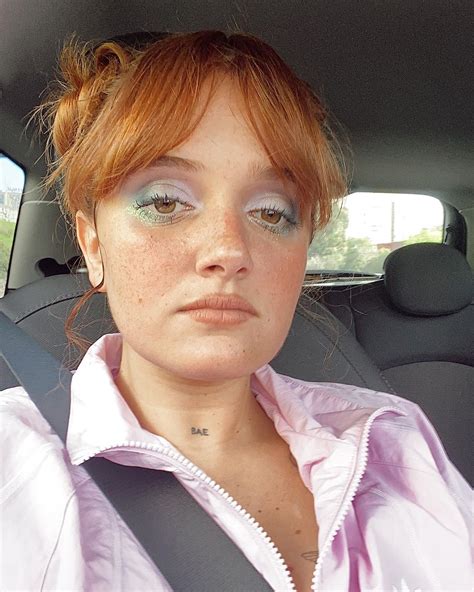 Carolina Deslandes faz mudança de visual radical Veja o antes e o depois