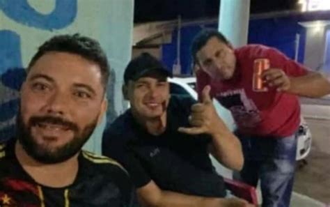 Três primos morrem após carro sair da pista bater contra cerca e