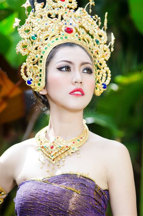 Schönes Thailändisches Mädchen Im Thailändischen Traditionellen Kostüm Stockfoto Bild Von