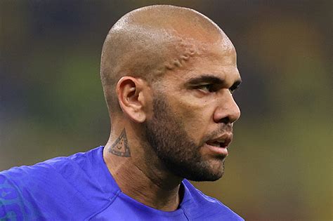 Daniel Alves é condenado a 4 anos e 6 meses de prisão na Espanha por
