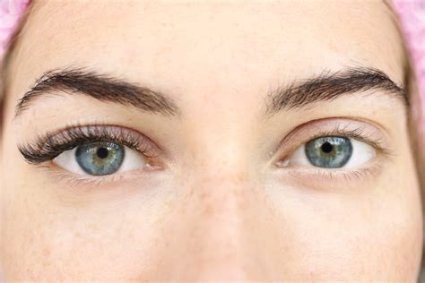 Aprende a retirar las extensiones de pestañas en casa y sin maltratar