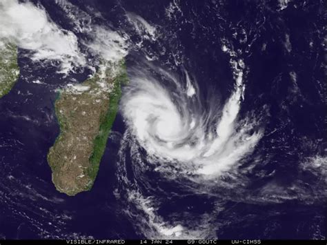 Sur La Trajectoire Du Cyclone Belal La R Union En Alerte Rouge Ce