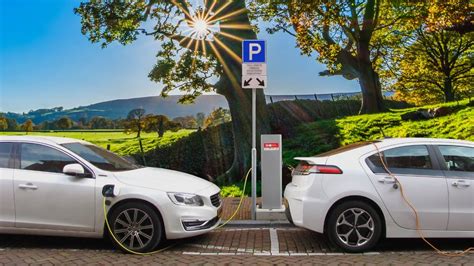 Voiture hybride rechargeable ou électrique Avantages et inconvénients