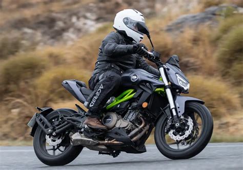 Así es una naked deportiva de última generación la QJ Motor SRK 400