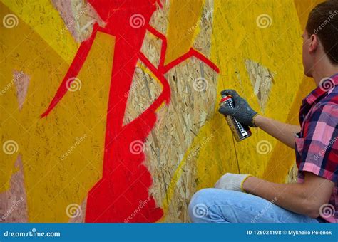 Um Artista Ruivo Novo Dos Grafittis Pinta Um Grafitti Novo Na Parede