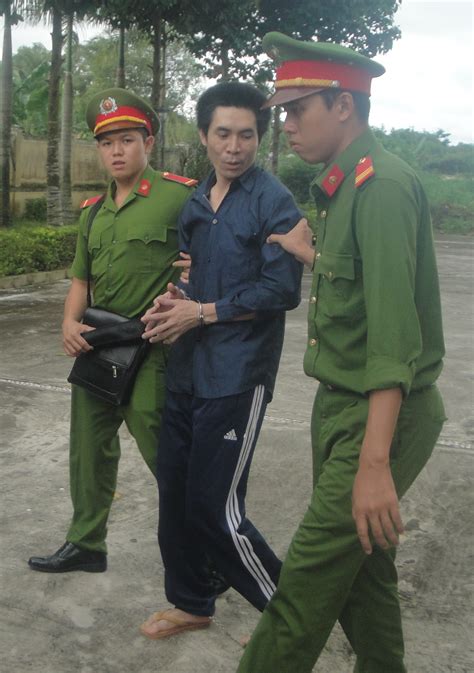 Cha dượng đồi bại nhiều lần hiếp dâm con riêng của vợ
