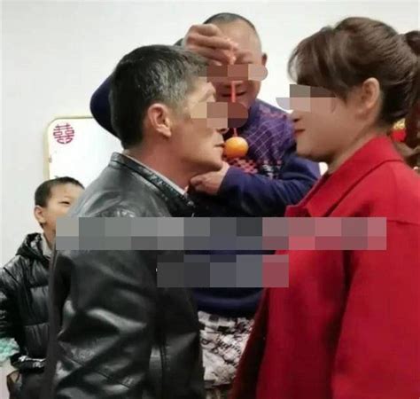 Cô dâu và bố chồng chơi trò cắn quả cam giữa đám cưới cảnh tượng phản