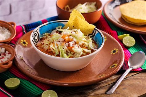 Receta fácil de pozole verde blanco y rojo para el 15 de septiembre