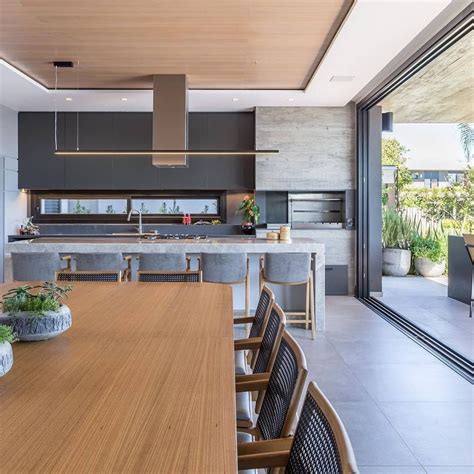 Espaço gourmet contemporâneo concreto aparente e ilha em Perla