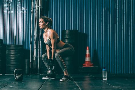 Premium Photo Fit Woman Profile Training Working Out Lifting