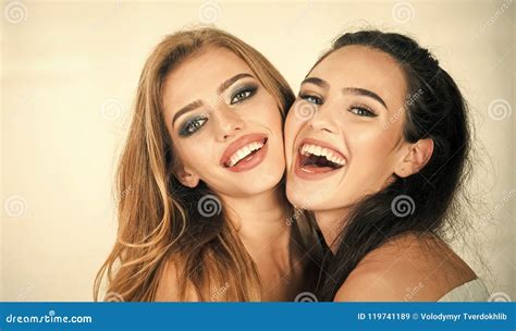 De Mooie Meisjes Glimlachen Twee Jonge Meisjes Die Pret Hebben Stock Afbeelding Image Of