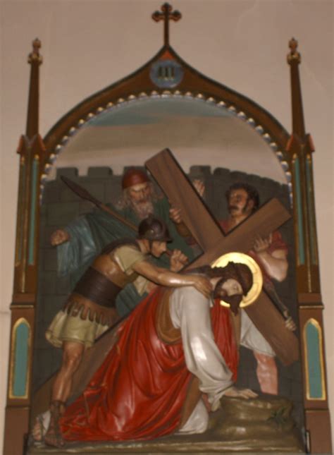 Stacja III Jezus pierwszy raz upada pod krzyżem