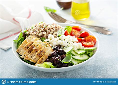 Bacia Inspirada Grega Do Almoço Galinha E Quinoa Foto de Stock