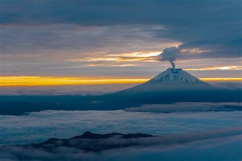 Vista del volcán cotopaxi desde el parque nacional cotopaxi Foto Premium