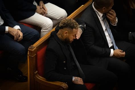 Neymar comparece a julgamento sobre fraude na Espanha mas é liberado