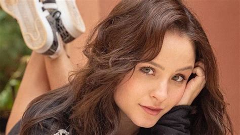 Larissa Manoela faz topless para alertar mulheres sobre câncer de mama