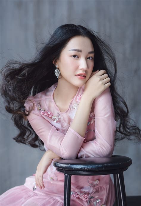Nàng thơ xứ Huế Ngọc Trân khoe vẻ đẹp dịu dàng