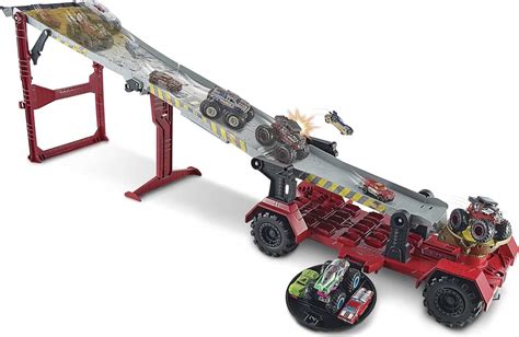 Hot Wheels Monster Trucks Meganaczepa z rampą Zestaw kaskaderski 2 w 1