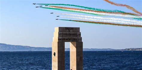 Le Frecce Tricolori Colorano Il Cielo Di Reggio Calabria Una Giornata