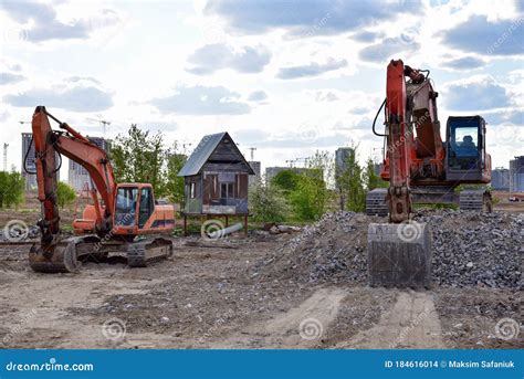 Trabajos De Excavación En Vertederos Con Desechos De Demolición De