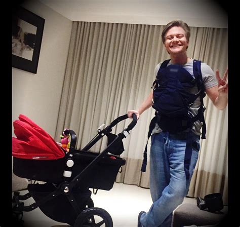 Foto Michel Teló mostrou que é um pai coruja e montou sozinho os itens