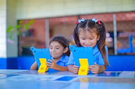 Entregan más de 500 tablets a estudiantes de centros escolares en Izalco