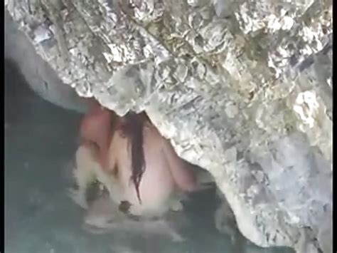 Joven Pareja Es Pillada Teniendo Sexo En Una Cueva En La Playa Y