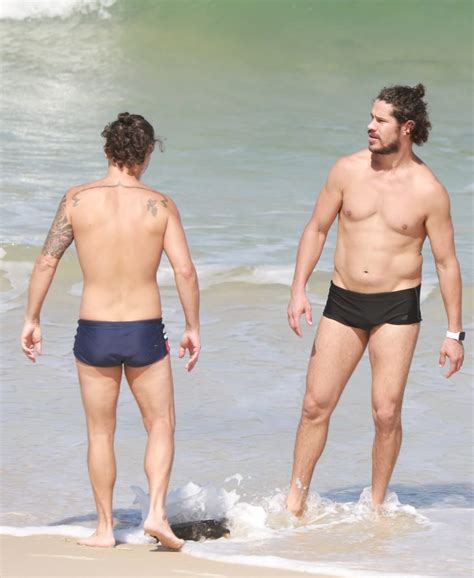 José Loreto surge de sunga e exibe shape sarado na praia