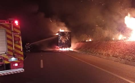 CARRETA PEGA FOGO NA BR 050 EM CATALÃO Blog da Verdade