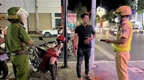 Nhậu say chở bạn về nhà bị phạt kịch khung do vi phạm nồng độ cồn