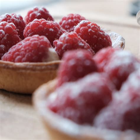 Cyril Lignac partage ses astuces pour réaliser une tarte aux framboises